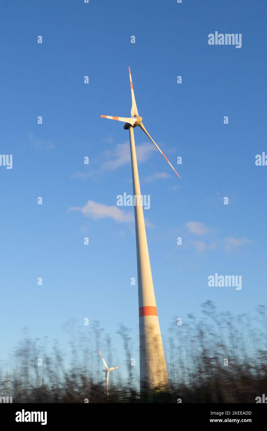 Leipzig, Germany. 05th Nov, 2022. Wind turbines along highway 9 near ...