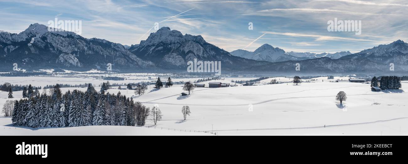 Panorama Landschaft im Allgäu mit Bergkette der Alpen im Winter Stock ...