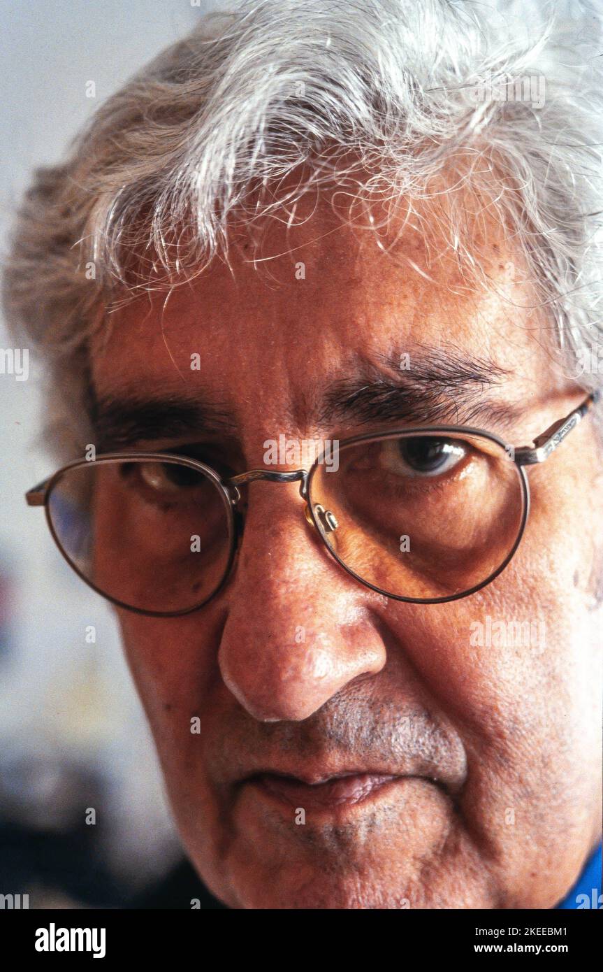 El poeta y pintor Albert Ràfols-Casamada en su estudio. Fotografía del ...