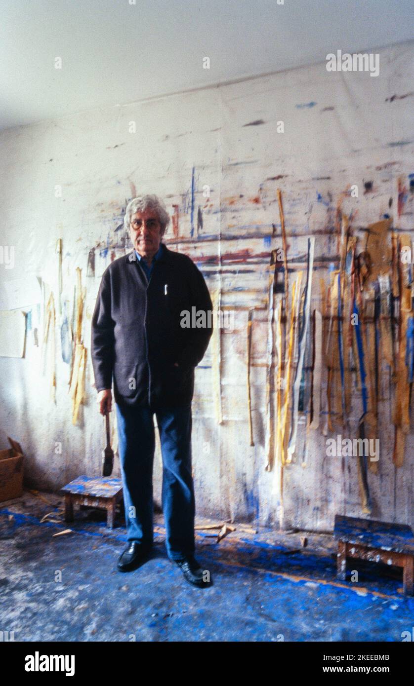 El poeta y pintor Albert Ràfols-Casamada en su estudio. Fotografía del ...
