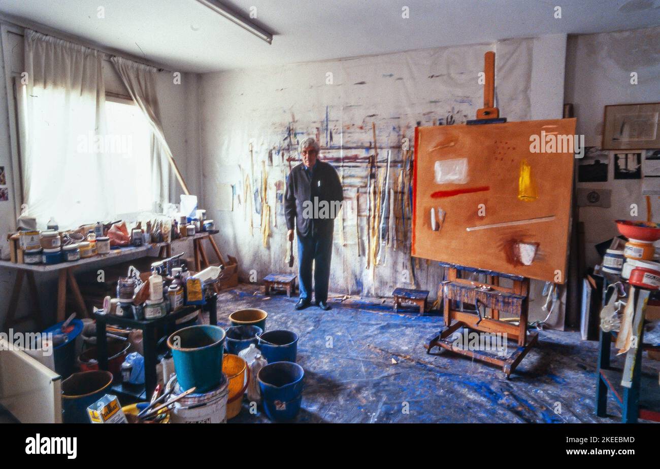 El poeta y pintor Albert Ràfols-Casamada en su estudio. Fotografía del ...