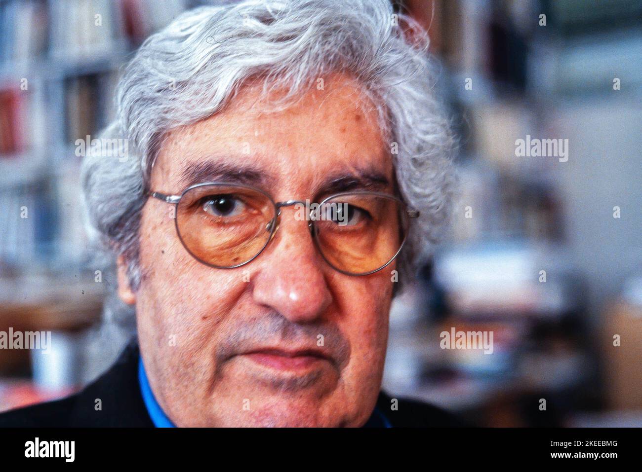 El poeta y pintor Albert Ràfols-Casamada en su estudio. Fotografía del ...