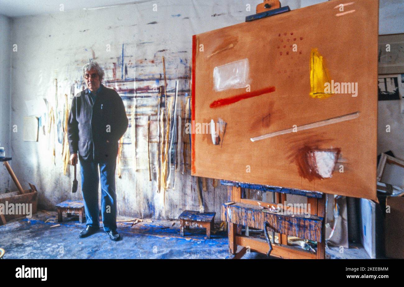 El poeta y pintor Albert Ràfols-Casamada en su estudio. Fotografía del ...
