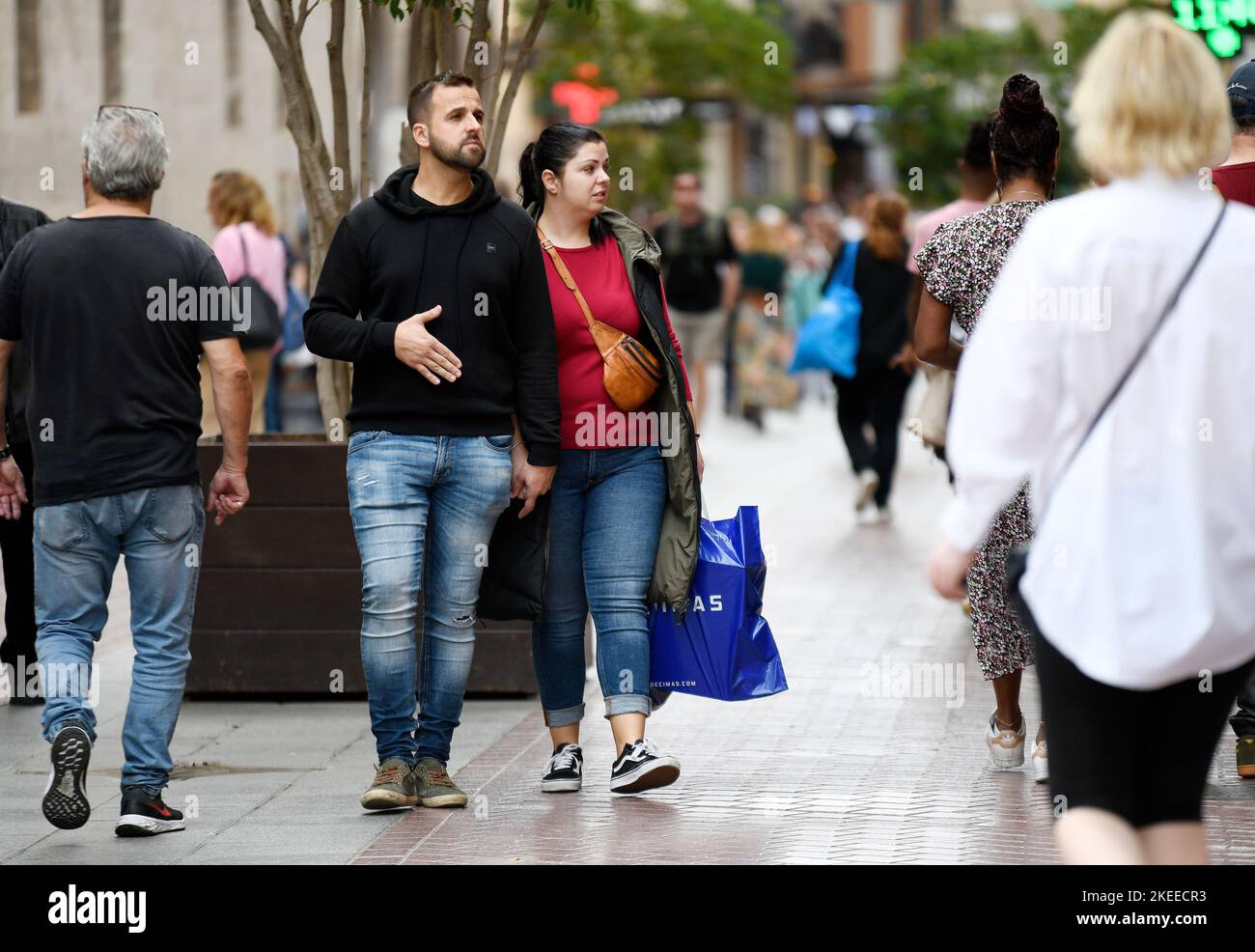 People strolling through the commercial streets of Palma de Mallorca ...