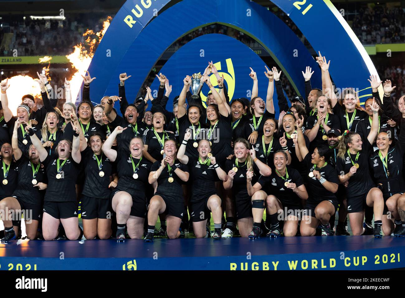 New Zealand's Ruahei Demant and Kennedy Simon lift the World Cup trophy ...