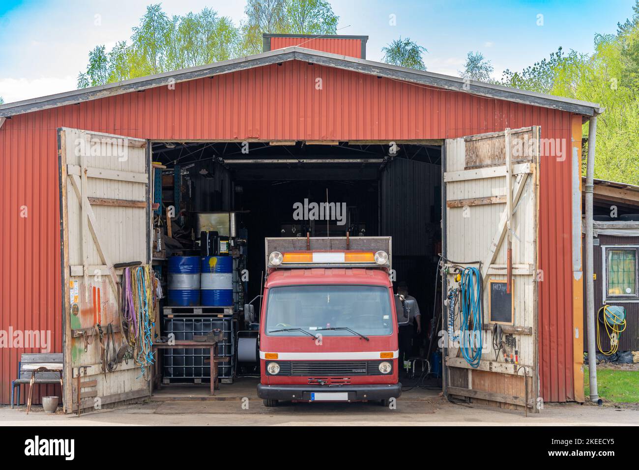 Old car repair shop hi-res stock photography and images - Alamy