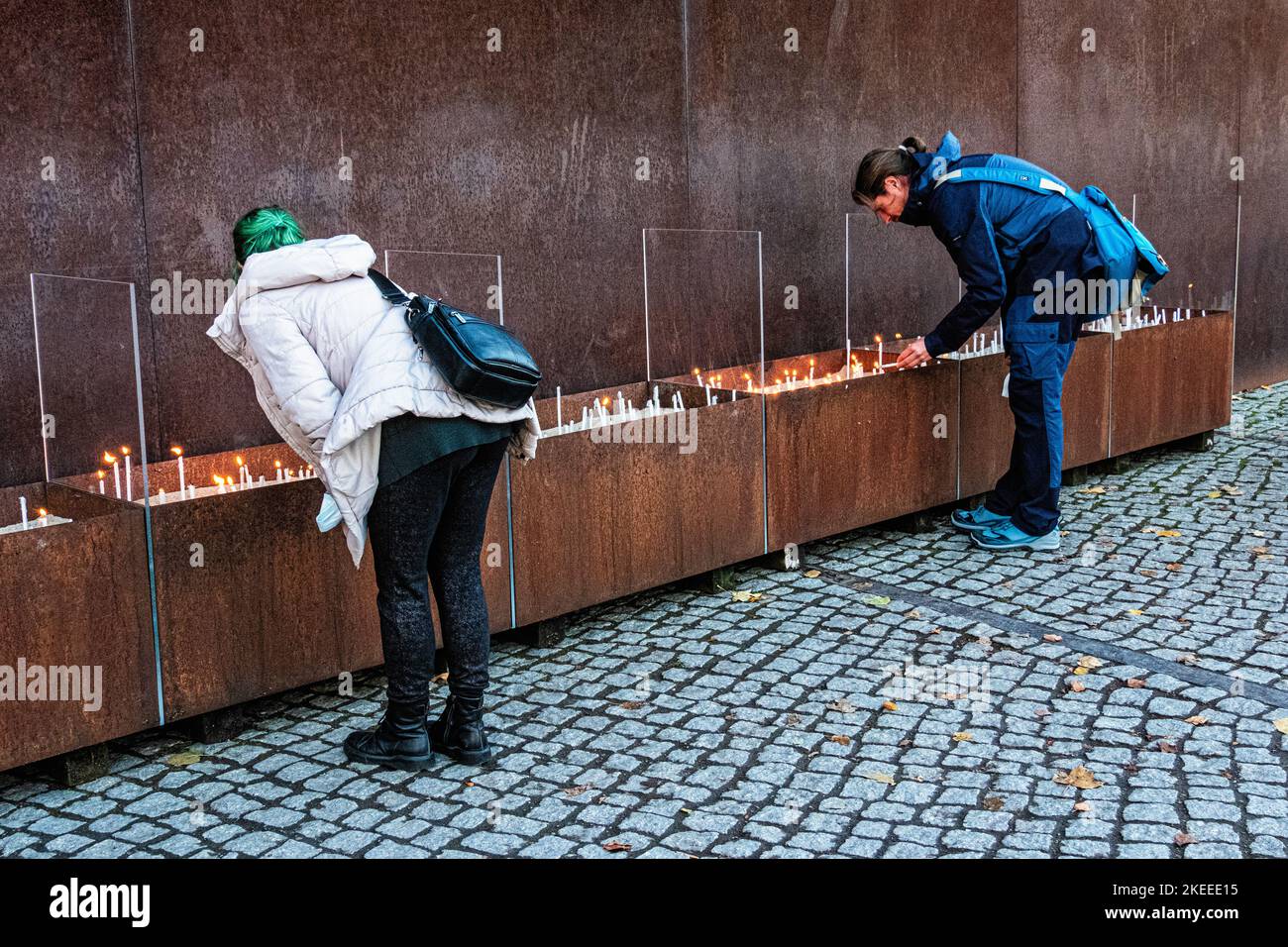People remember fall of Wall on 9 November at Former Berlin Wall ...