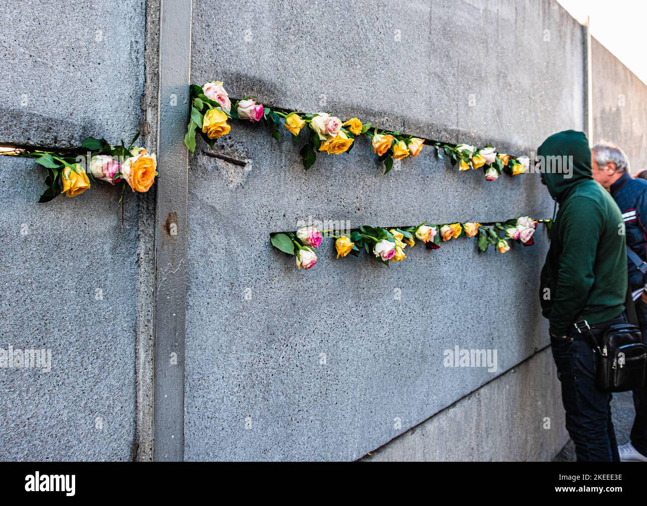 People remember fall of Wall on 9 November at Former Berlin Wall ...