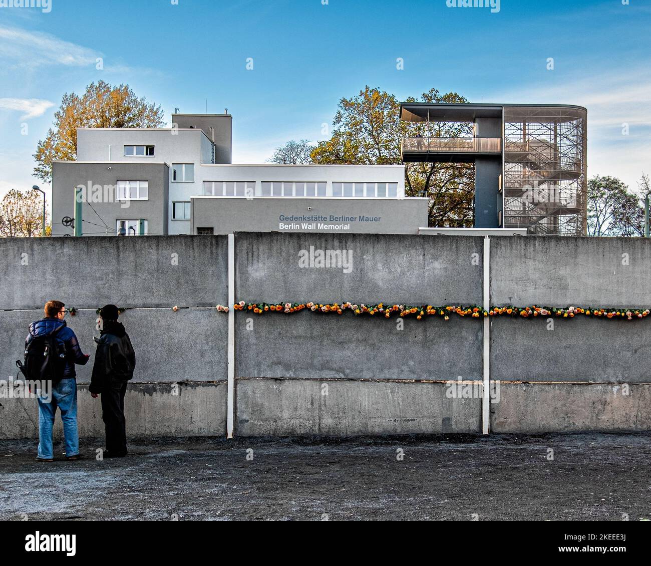 People remember fall of Wall on 9 November at Former Berlin Wall ...