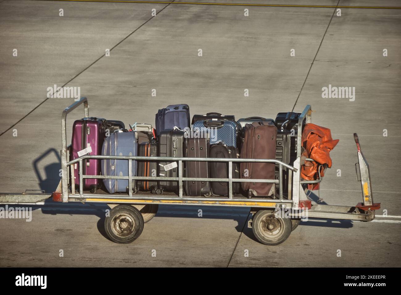 Loading cargo onto plane hi-res stock photography and images - Alamy
