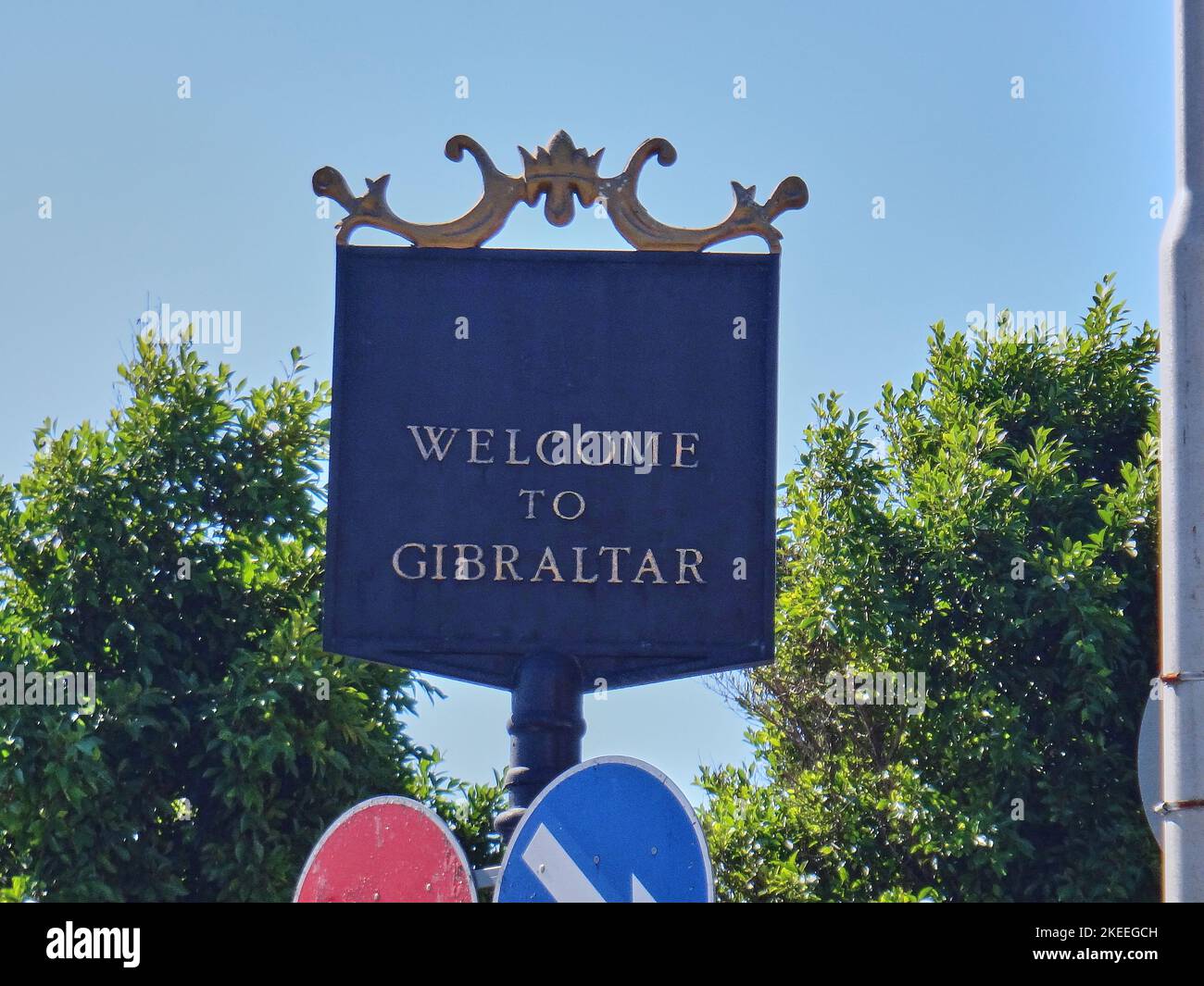 Golden metal sign hi-res stock photography and images - Alamy