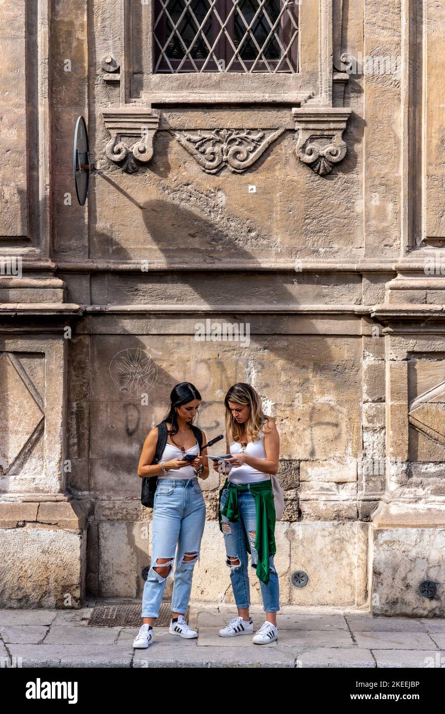 Pretty young women tourists hi-res stock photography and images - Alamy