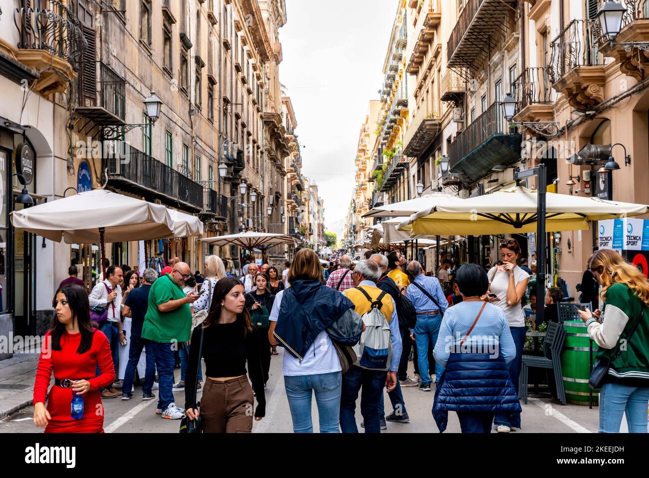 Large group people walking down hi-res stock photography and images - Alamy