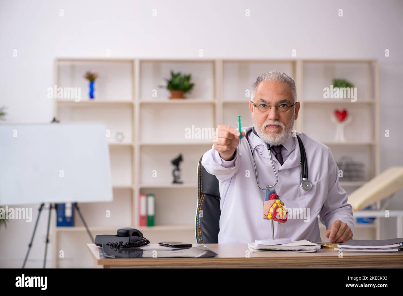 Doctor showing cardiogram old hi-res stock photography and images - Alamy