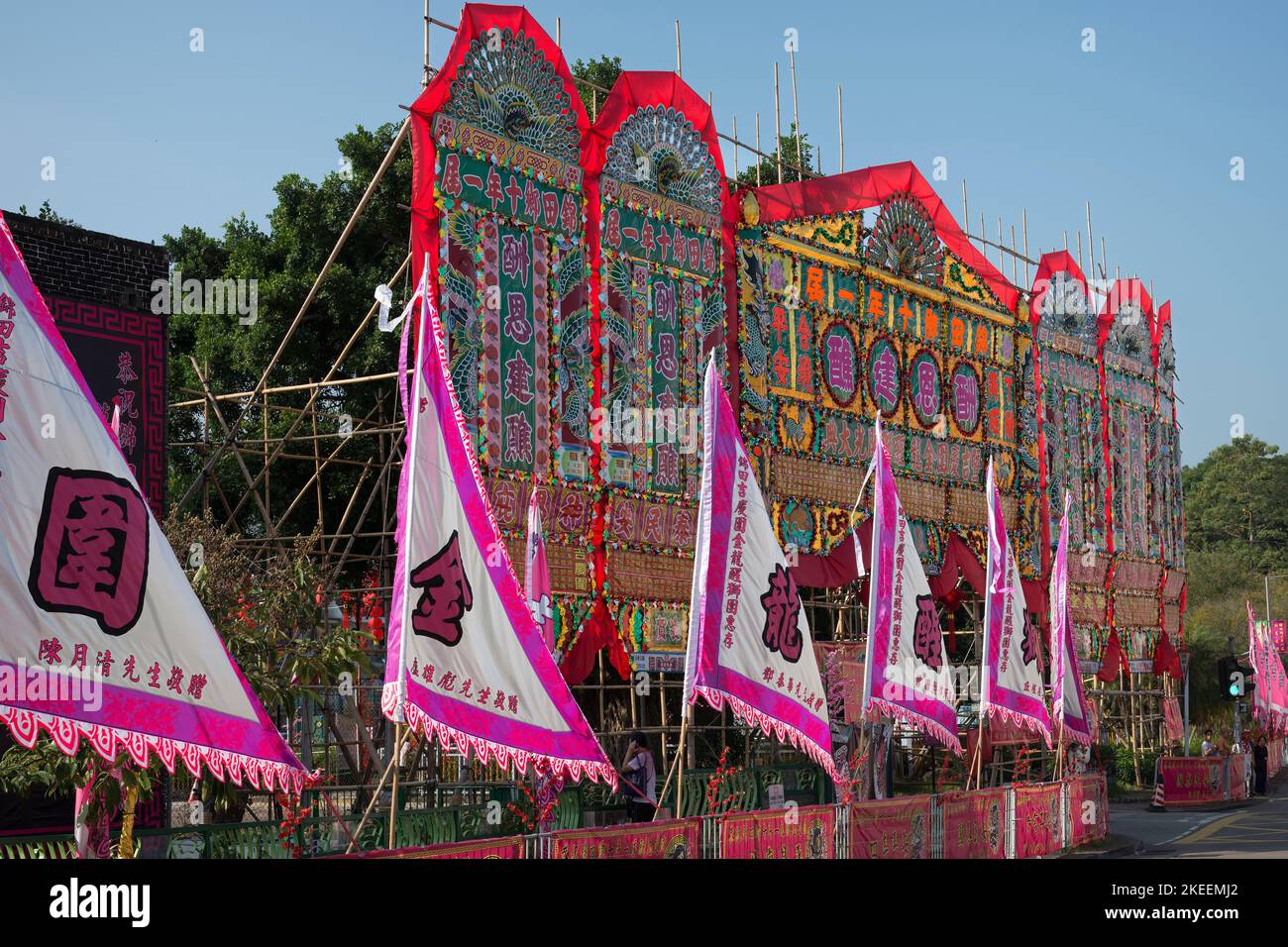 Colourful flower plaques (‘fa paai’) decorate the entrance to Kat Hing ...