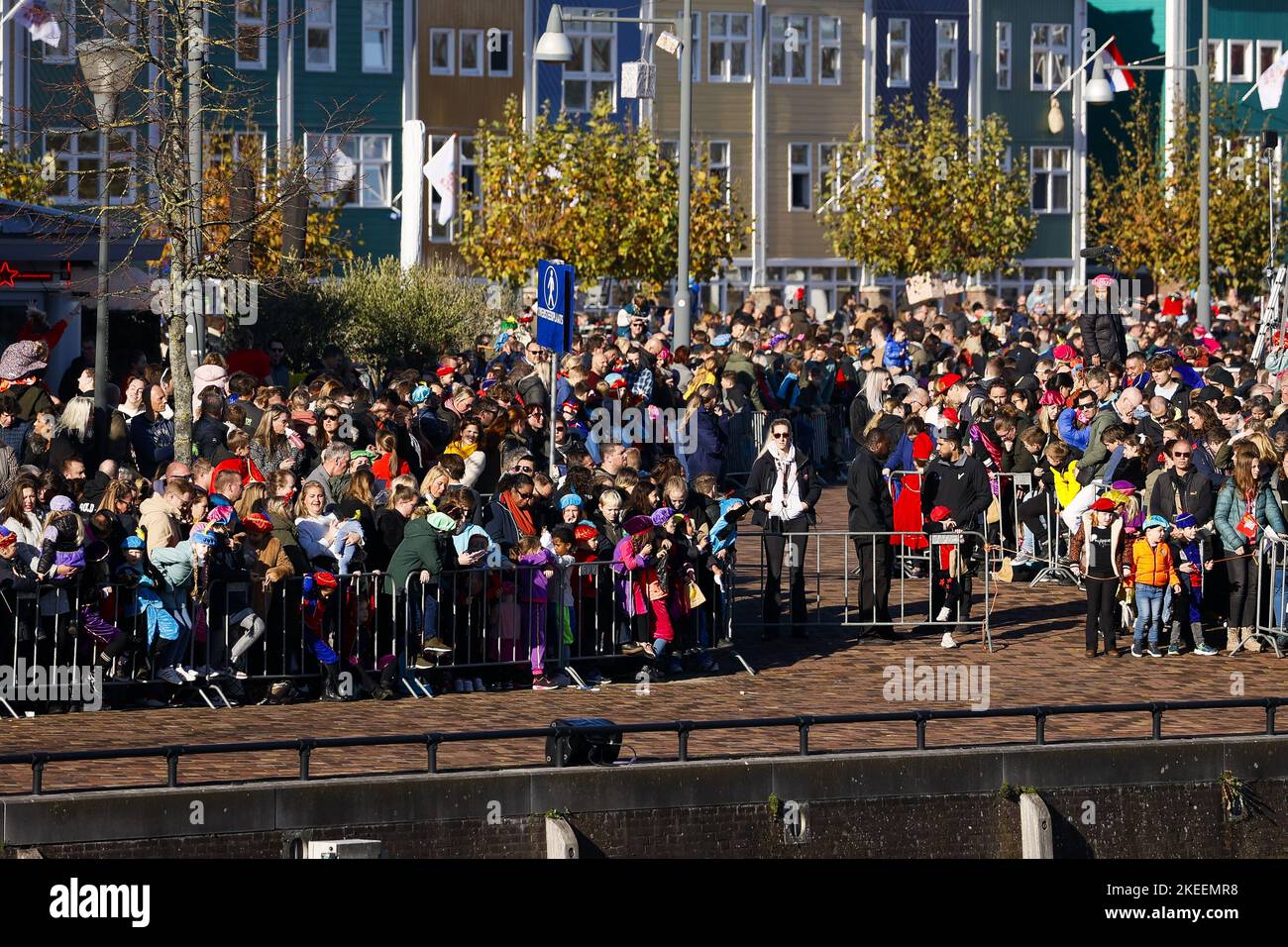 2022-11-12 12:22:40 HELLEVOETSLUIS - Children wait on the quay for the ...