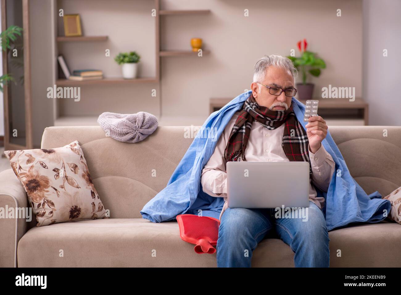 Old man pensioner suffering at home Stock Photo - Alamy
