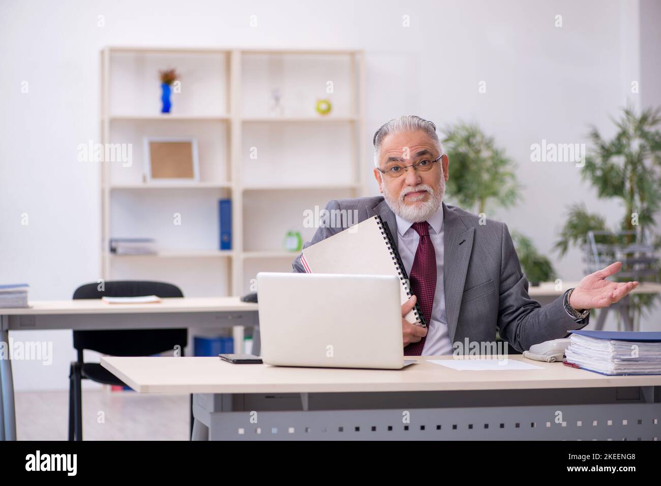 Old employee working in the office Stock Photo - Alamy