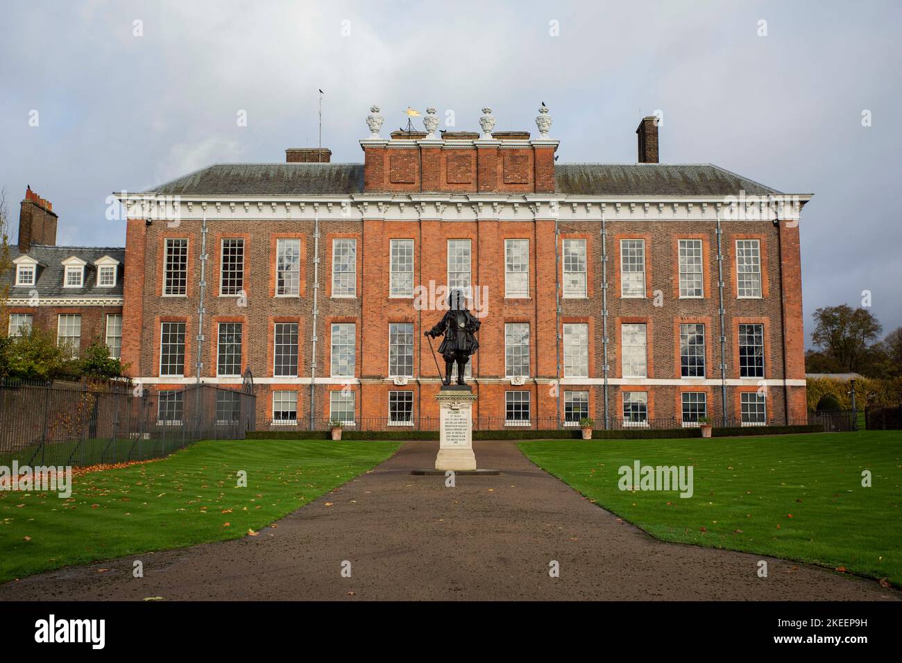 Kensington Palace and the statue of William III of Orange, London ...
