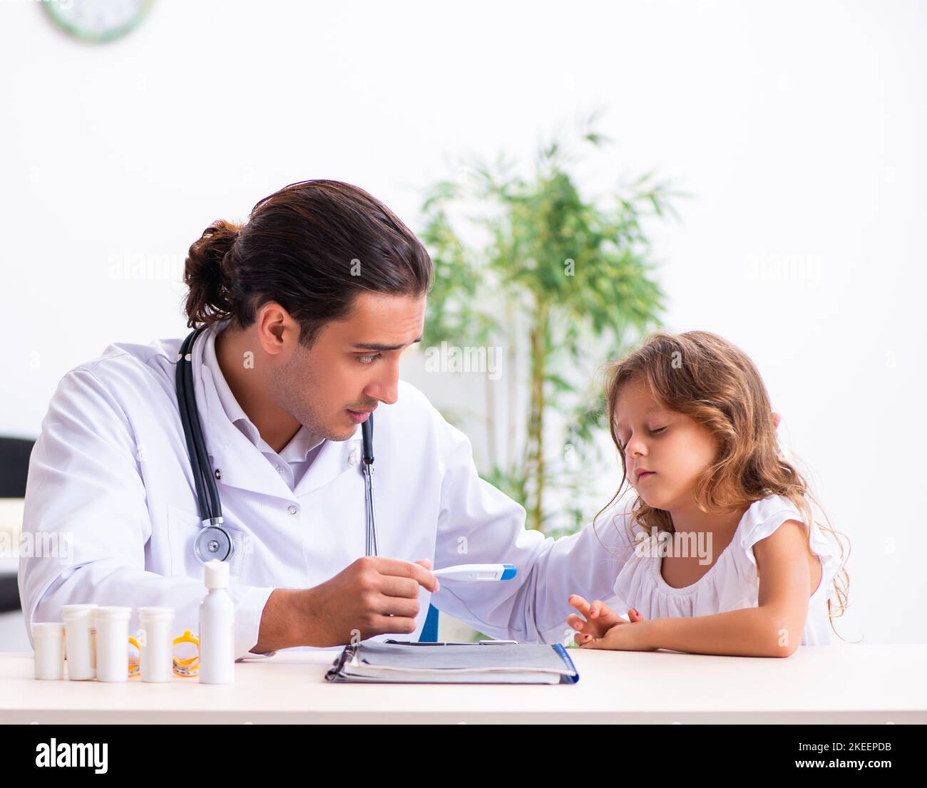 The young doctor pediatrician with small girl Stock Photo - Alamy