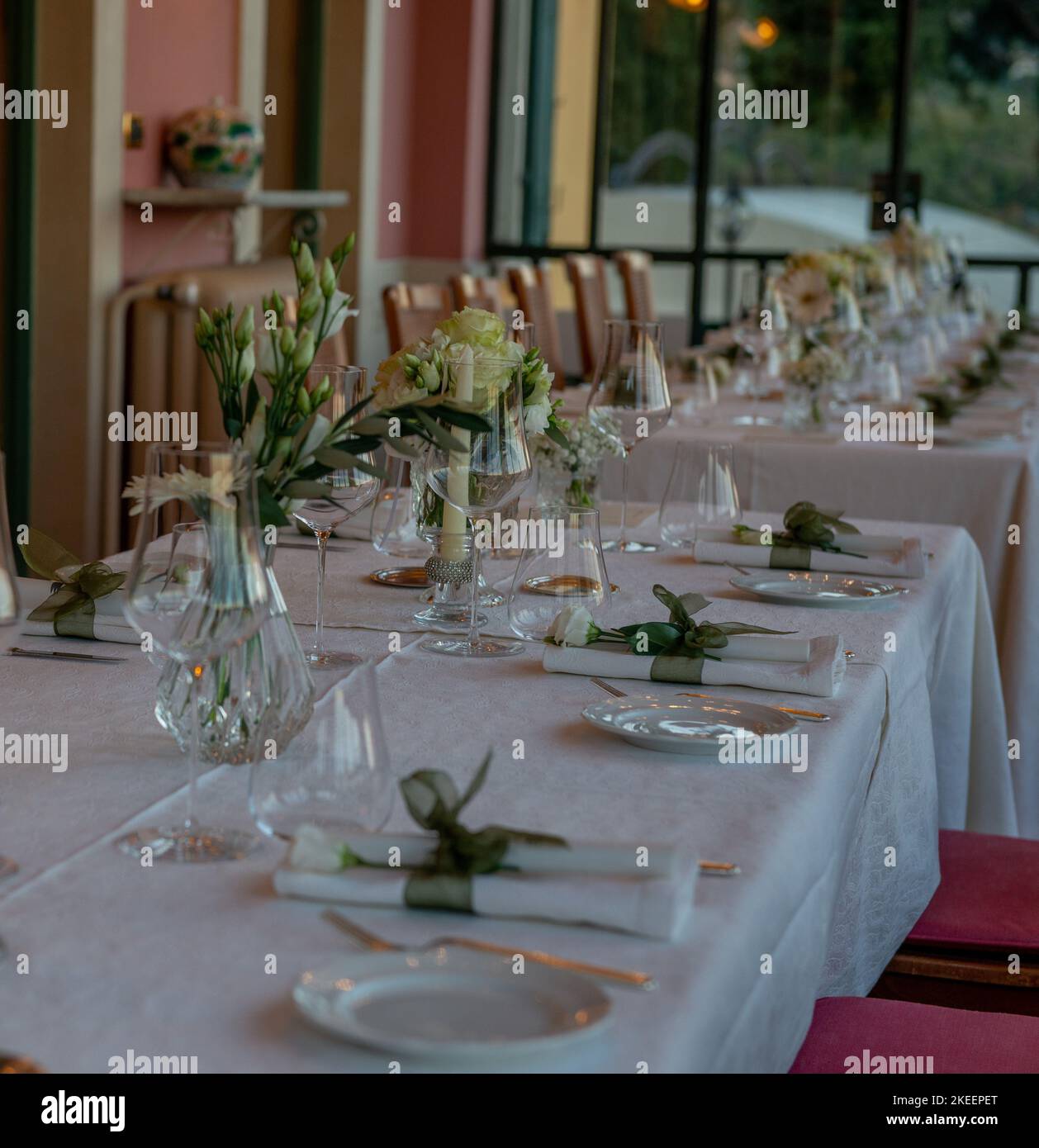Table prepared for the wedding banquet Stock Photo - Alamy