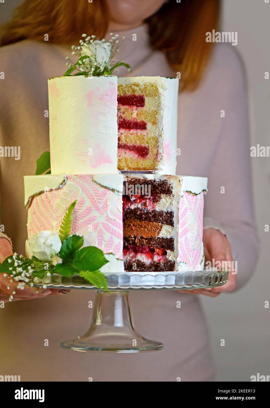 White bunk wedding cake hi-res stock photography and images - Alamy