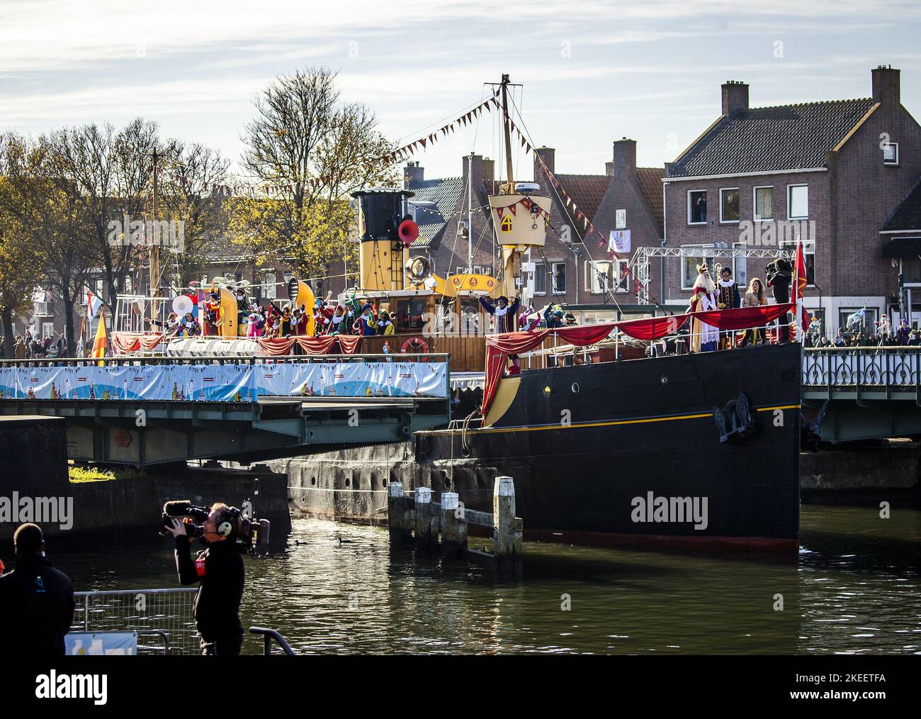 2022-11-12 12:39:10 HELLEVOETSLUIS - Sinterklaas arrives in the harbor ...