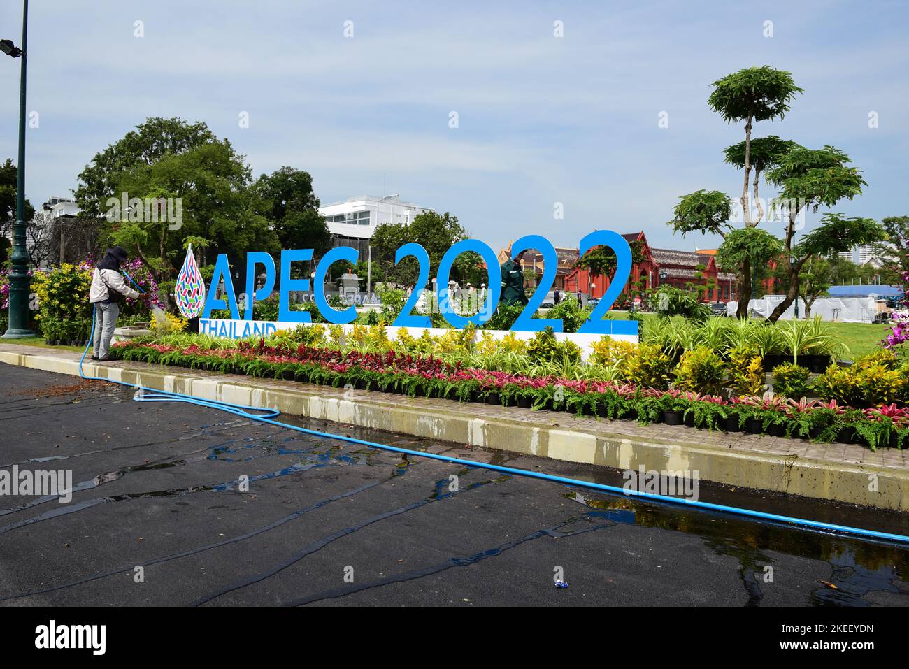 Bangkok, Thailand. 11th Nov, 2022. On the grounds outside the Grand Palace, officials install a ...