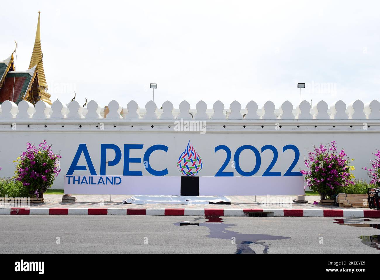 Bangkok, Thailand. 11th Nov, 2022. On the grounds outside the Grand Palace, officials install a ...