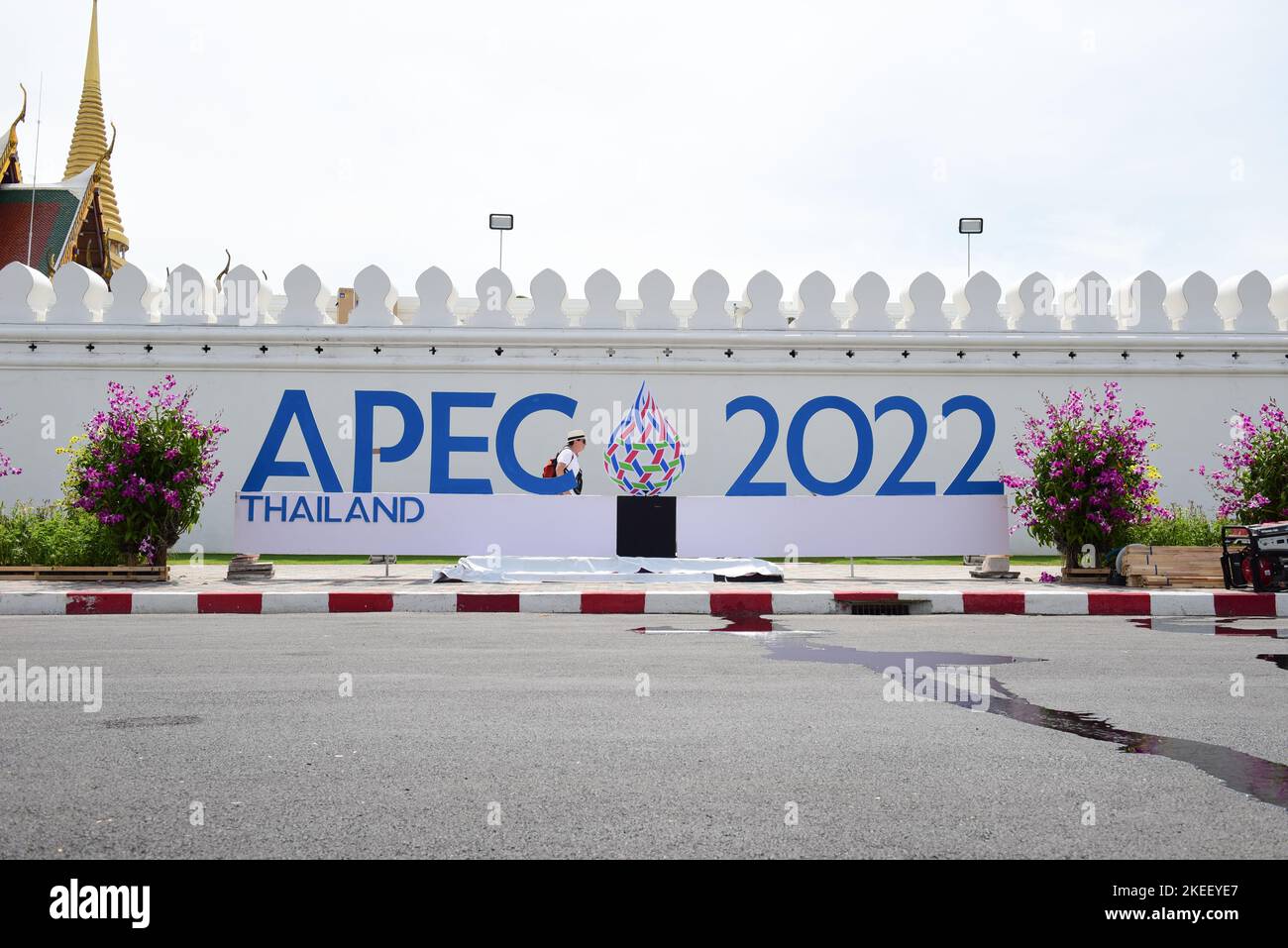 Bangkok, Thailand. 11th Nov, 2022. On the grounds outside the Grand Palace, officials install a ...