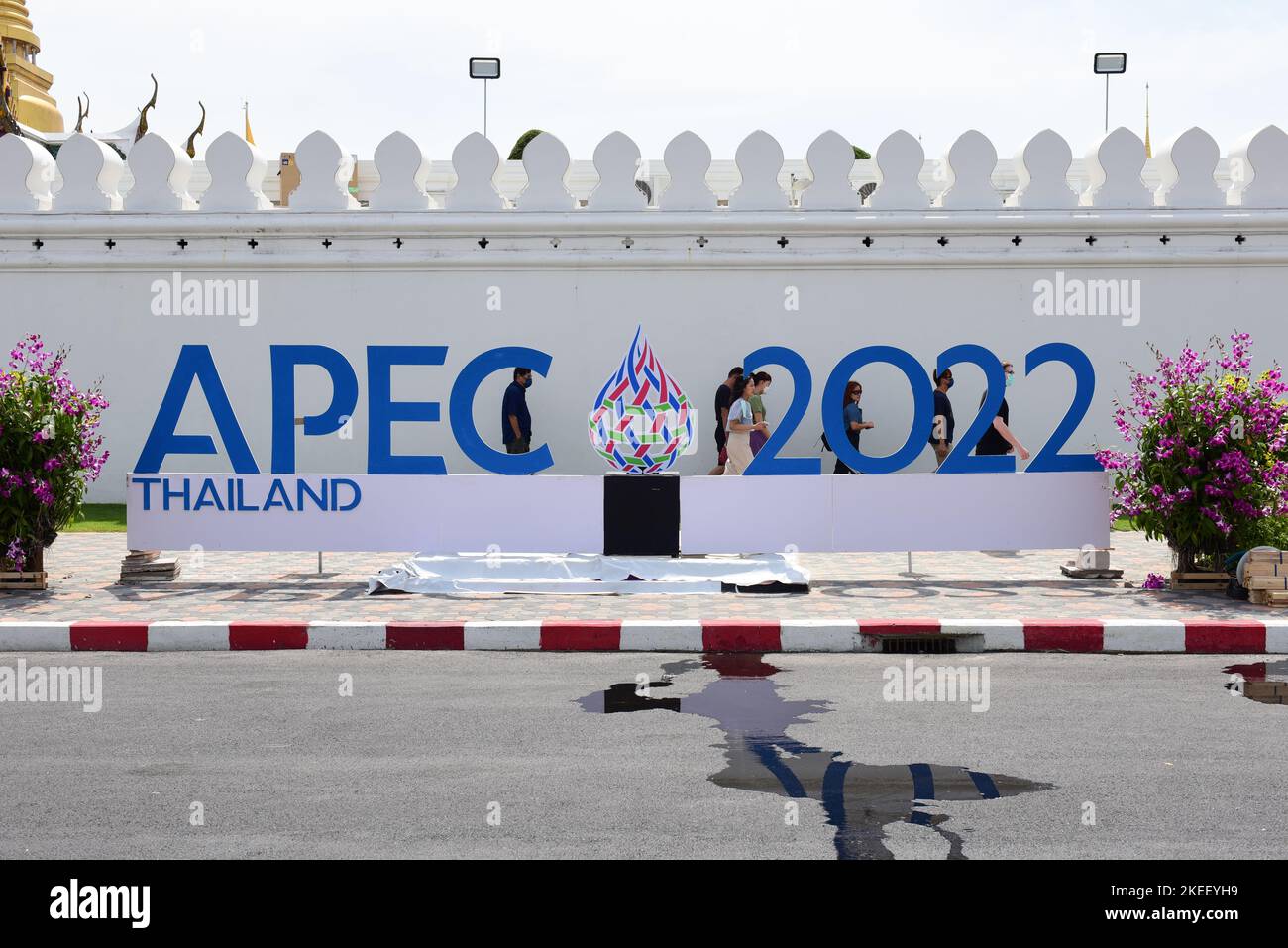 Bangkok, Thailand. 11th Nov, 2022. On the grounds outside the Grand Palace, officials install a ...