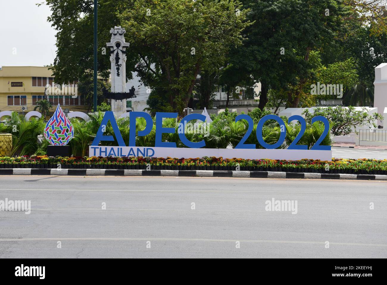 Bangkok, Thailand. 11th Nov, 2022. On the grounds outside the Grand Palace, officials install a ...