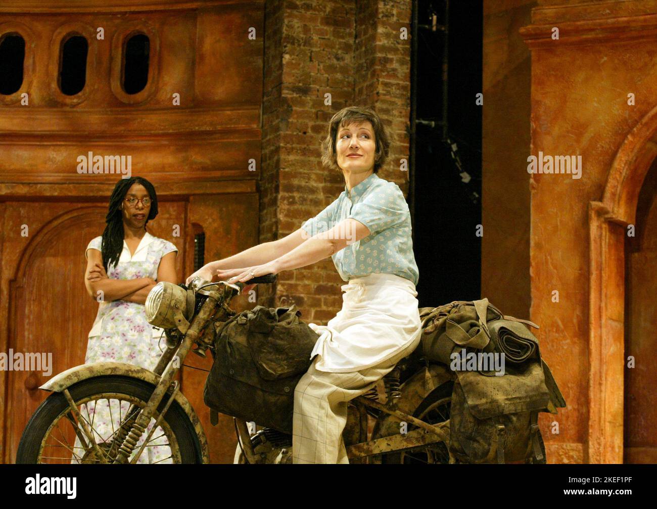 l-r: Noma Dumezweni (Ursula), Harriet Walter (Beatrice) in MUCH ADO ...