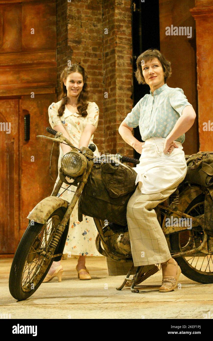 l-r: Kirsten Parker (Hero), Harriet Walter (Beatrice) in MUCH ADO ABOUT ...