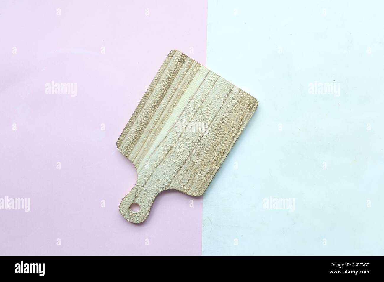 wooden chopping board on table top down Stock Photo - Alamy