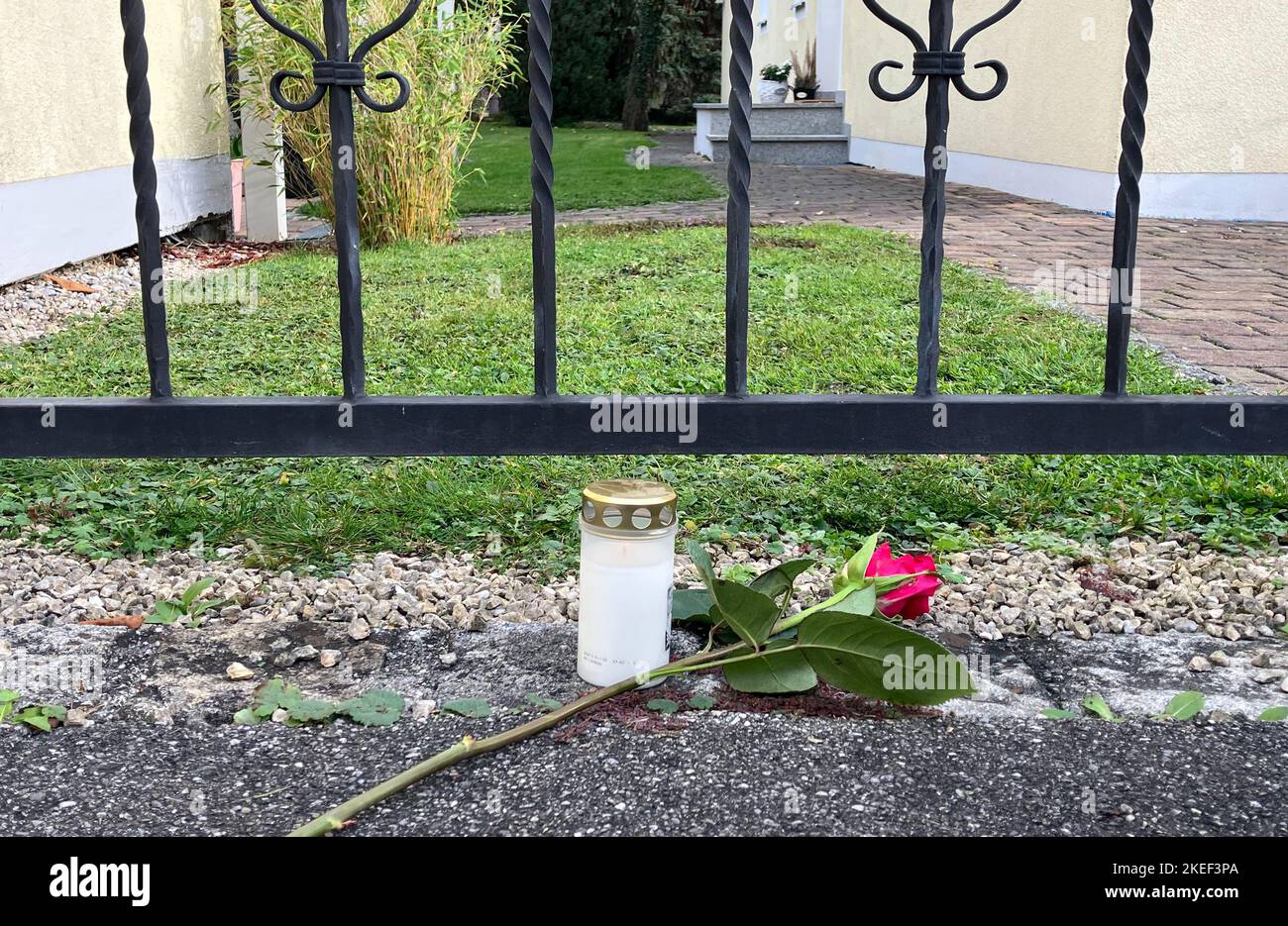 Weilheim, Germany. 12th Nov, 2022. A rose lies next to a candle in ...