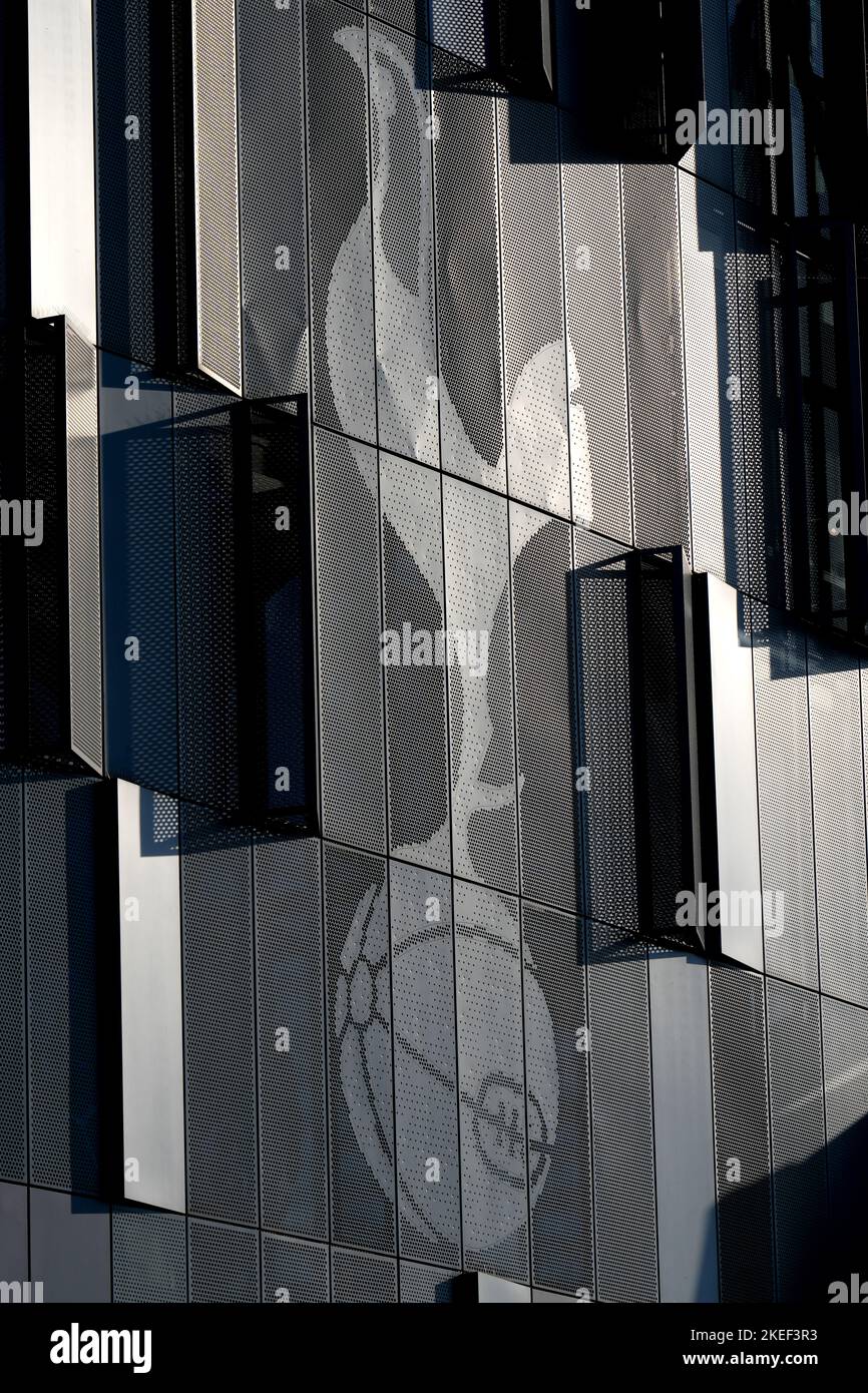 Leeds united football club crest hi-res stock photography and images ...