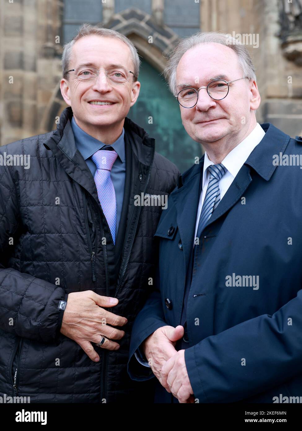 12 November 2022, Saxony-Anhalt, Magdeburg: Intel CEO Pat Gelsinger (l ...