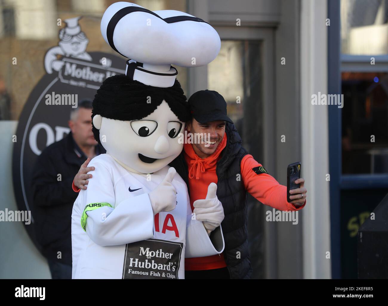 Tottenham hotspur mascot hi-res stock photography and images - Alamy