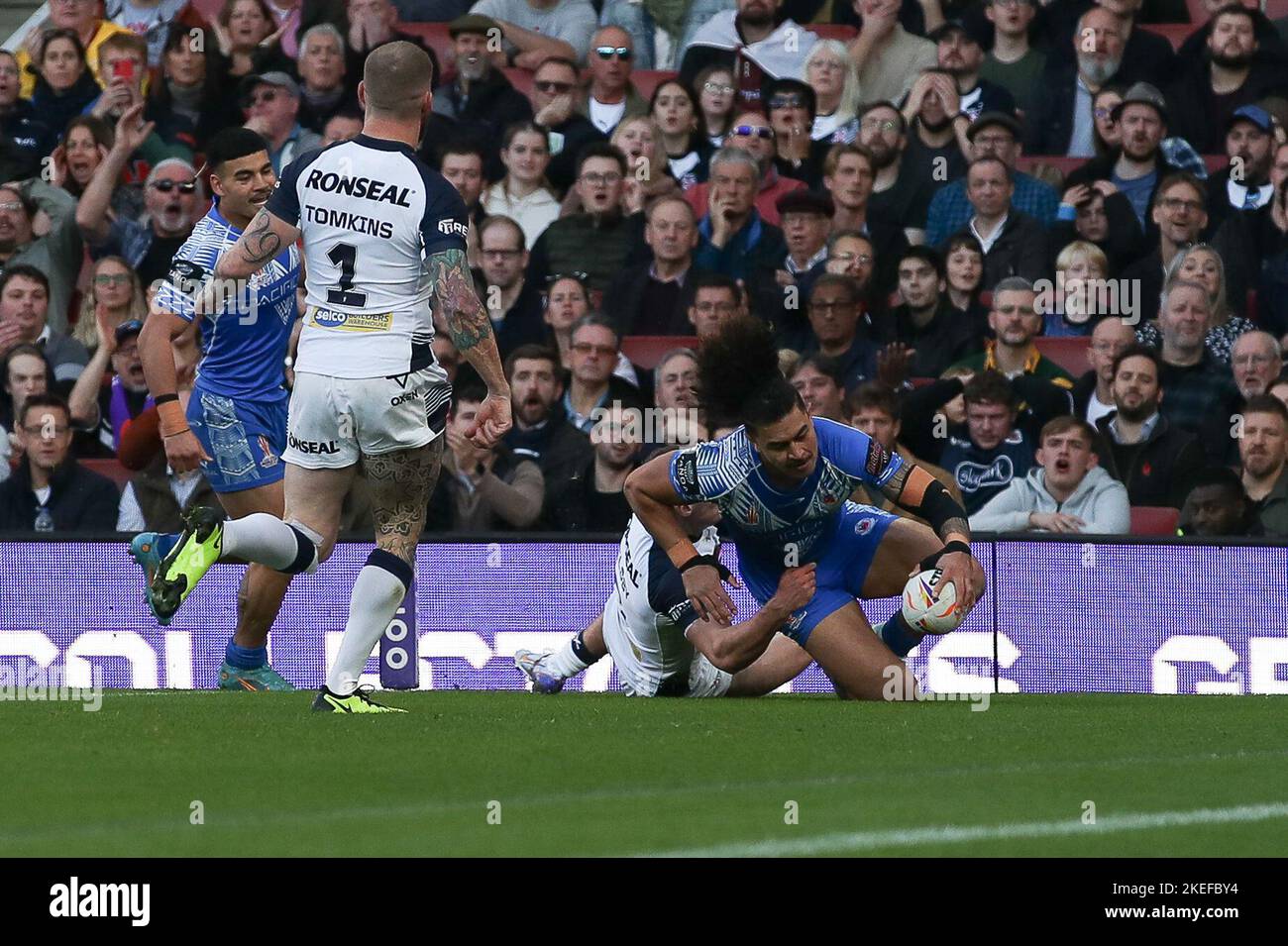 London, UK. 12th Nov, 2022. Tim Lafai of Samoa scores the opening try ...