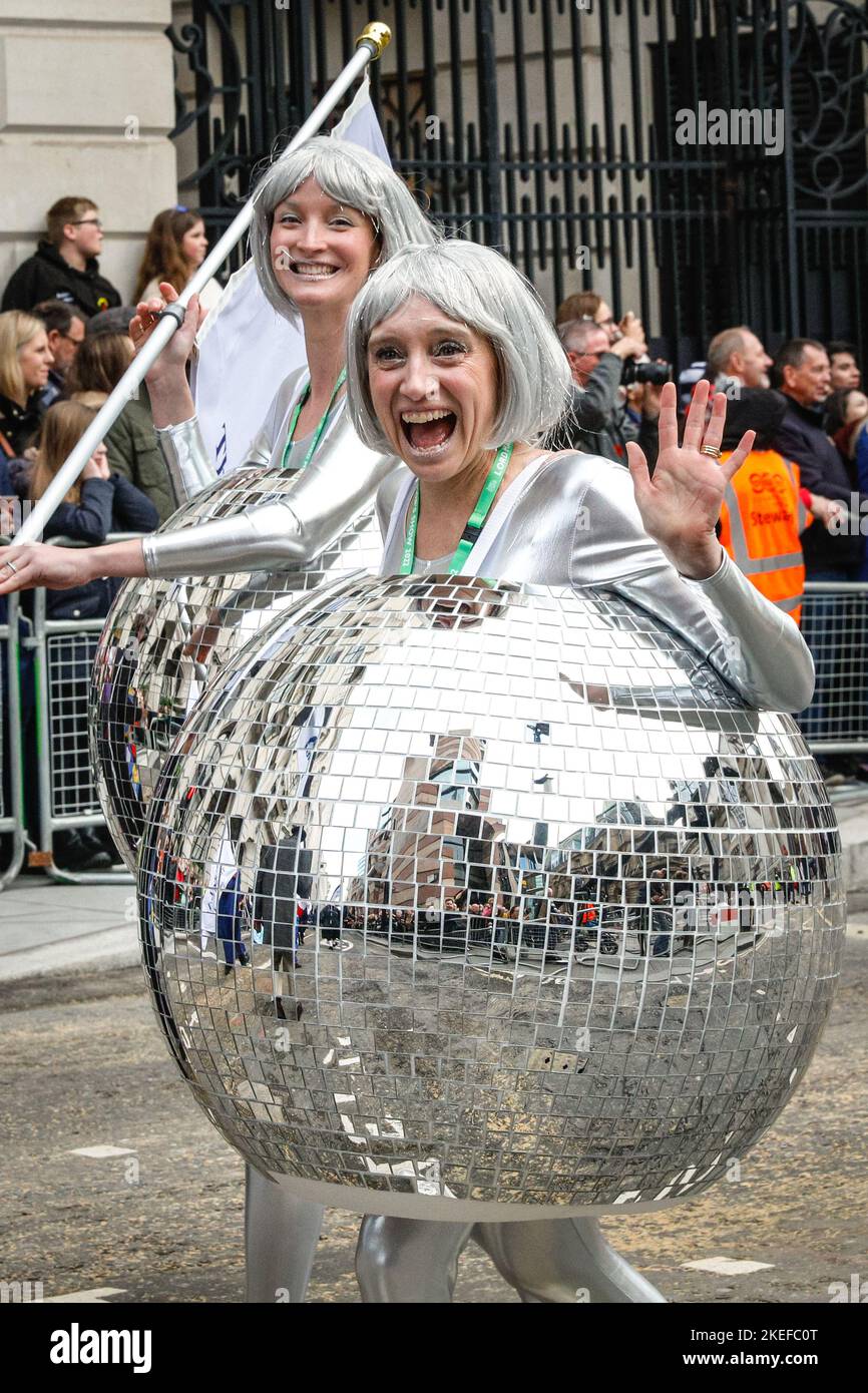 London, UK. 12th Nov, 2022. Participants smile for the cameras. The ...