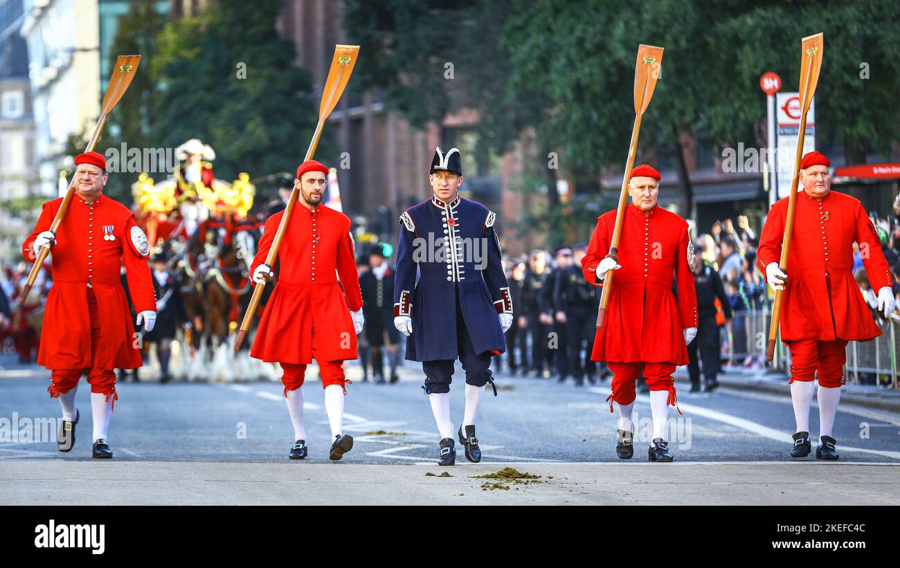 London, UK. 12th Nov, 2022. The Doggett's Coat and Badge watermen, in ...