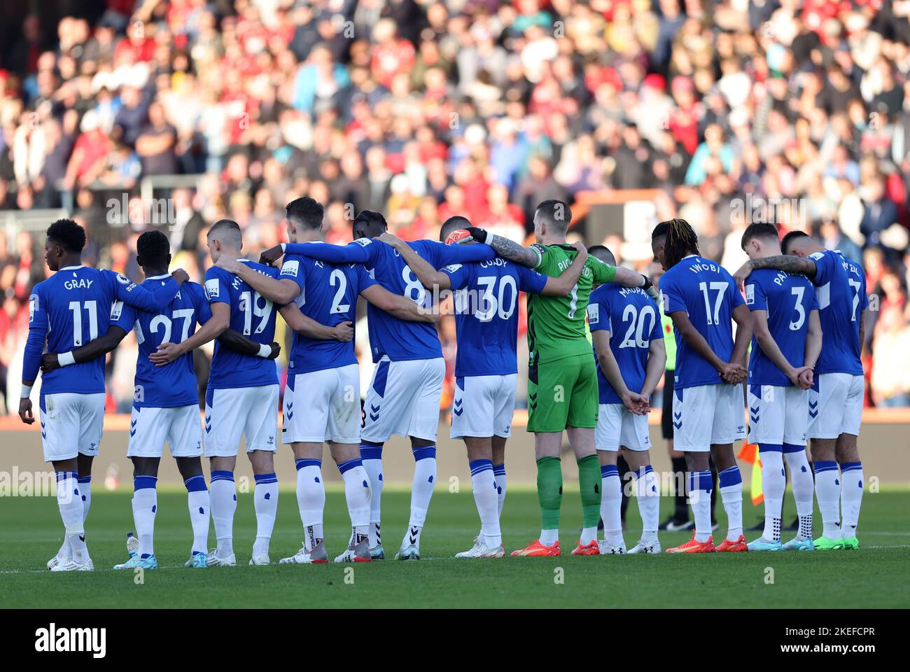 Everton players line up to mark Remembrance Day ahead of the Premier ...