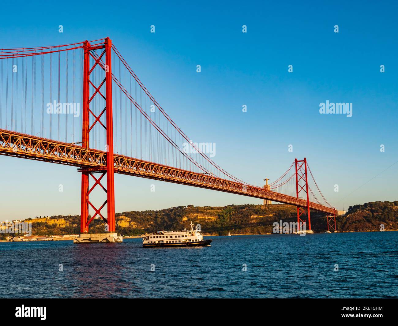 Stunning view of the 25 de Abril (25th April) suspension bridge ...