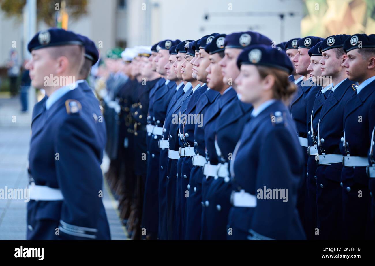 Berlin, Germany. 12th Nov, 2022. Recruits stand on the parade ground of ...