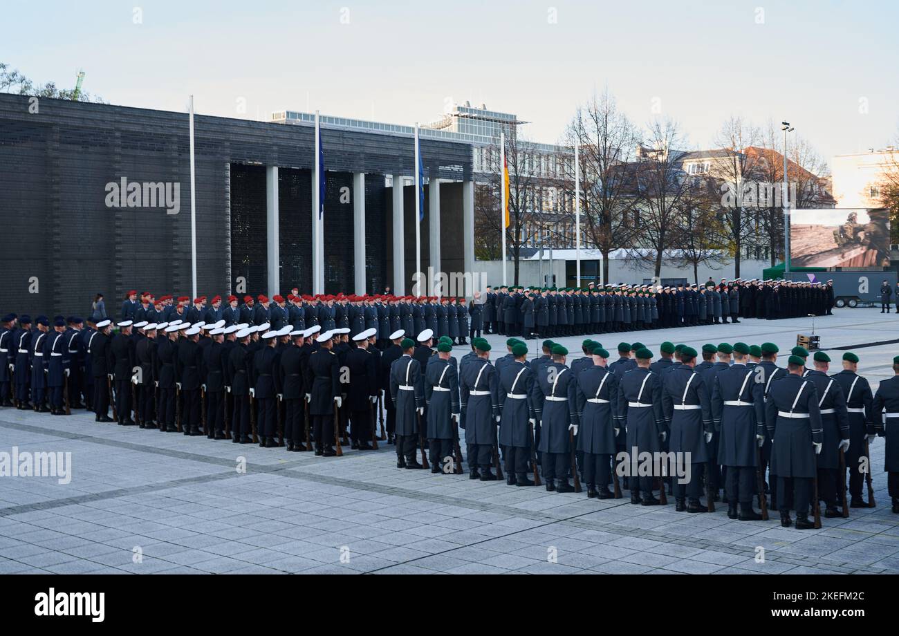 Berlin, Germany. 12th Nov, 2022. Recruits stand on the parade ground of ...