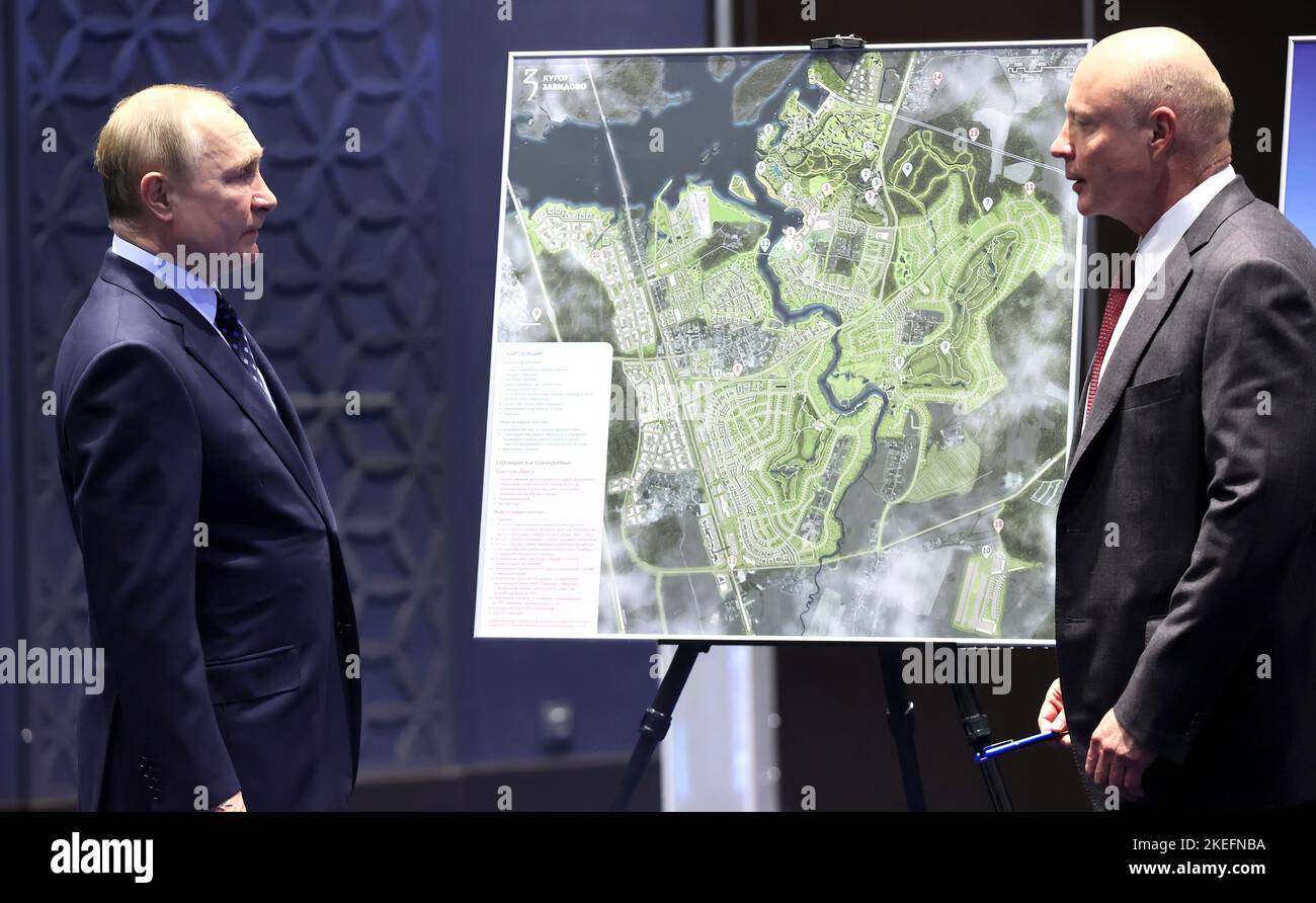 Russian President Vladimir Putin examines models of construction ...