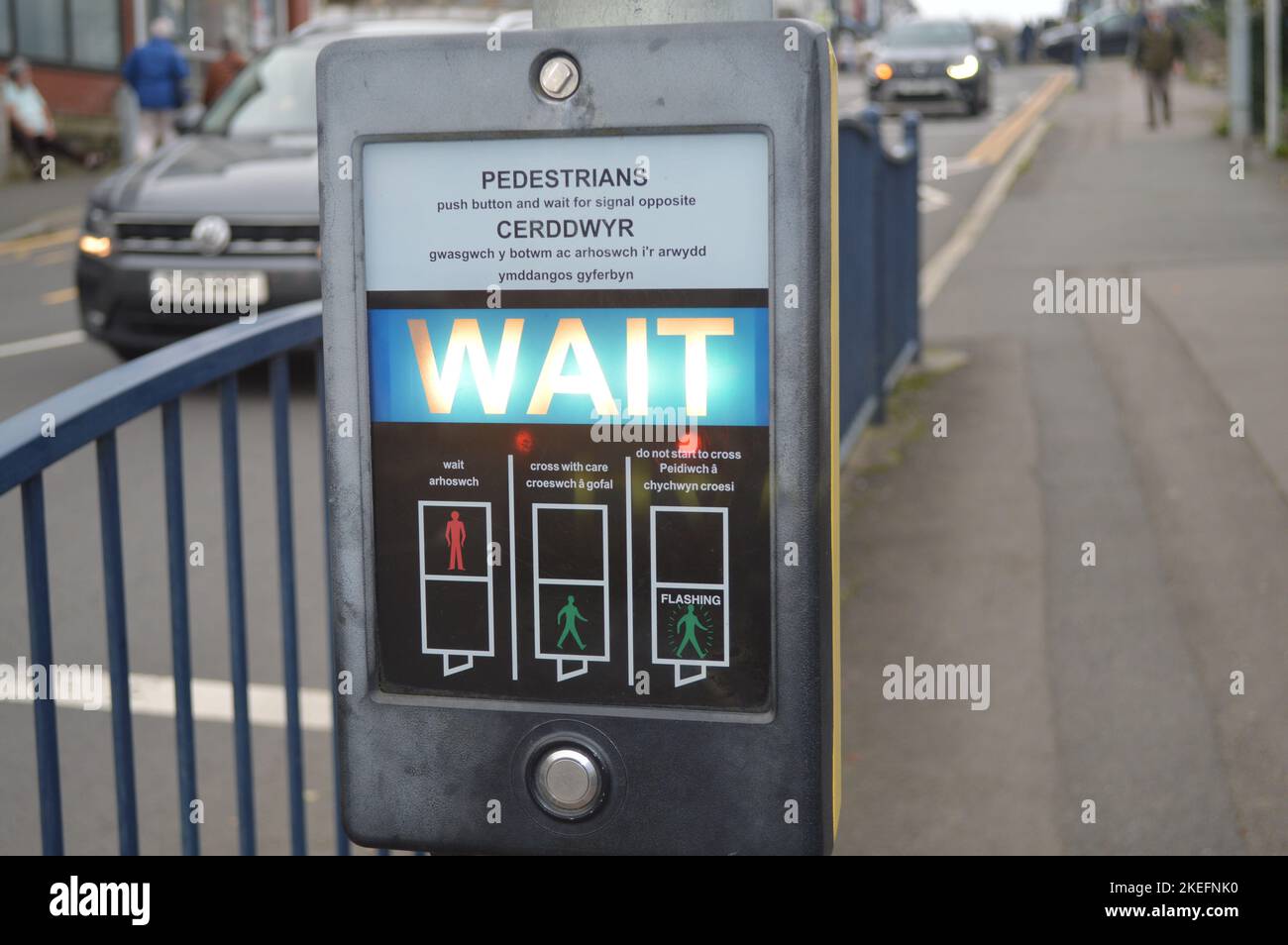 Welsh pedestrian crossing wait sign hi-res stock photography and images ...
