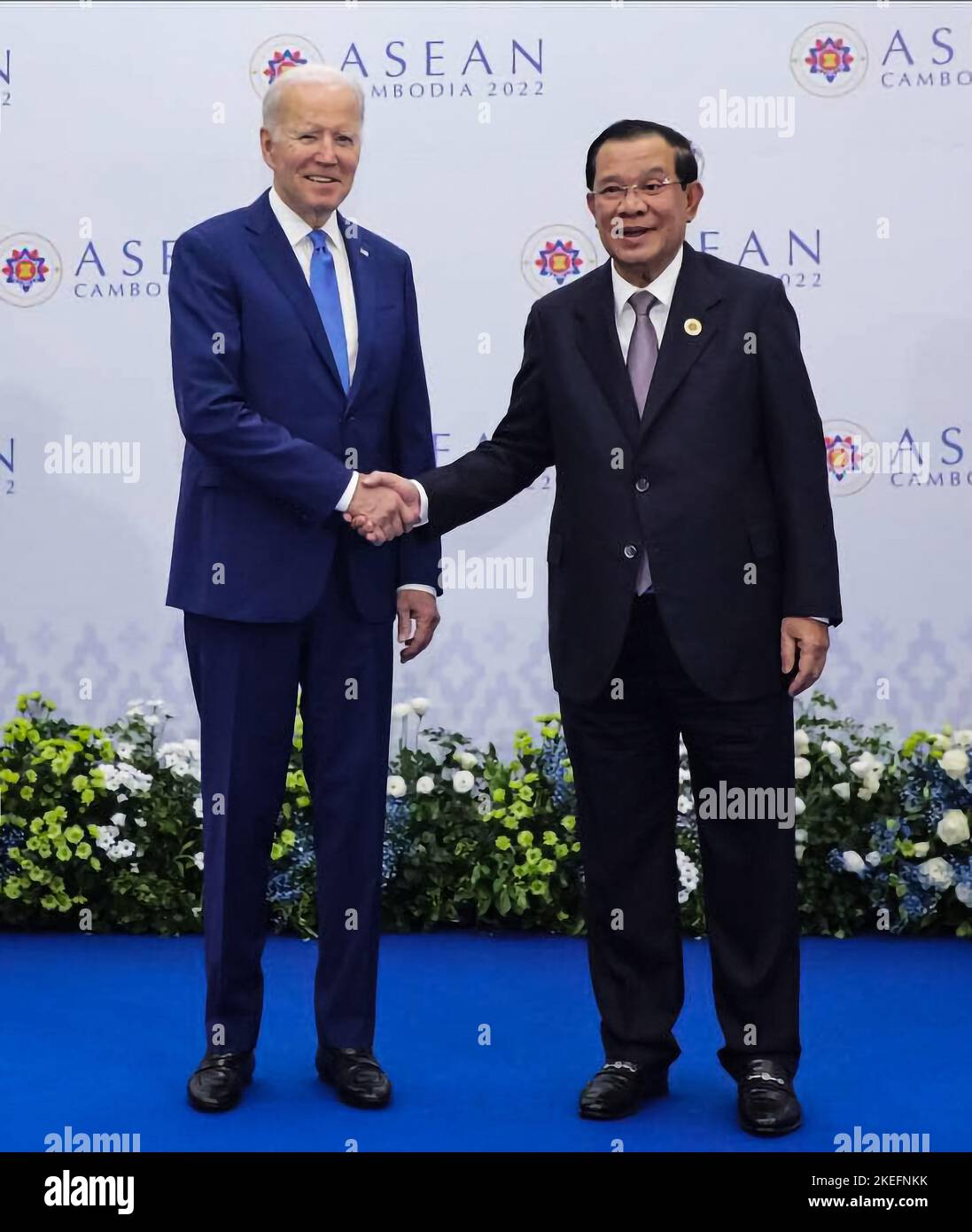 Phnom Penh, Cambodia. 12th Nov, 2022. US President Joe Biden (L) shakes ...