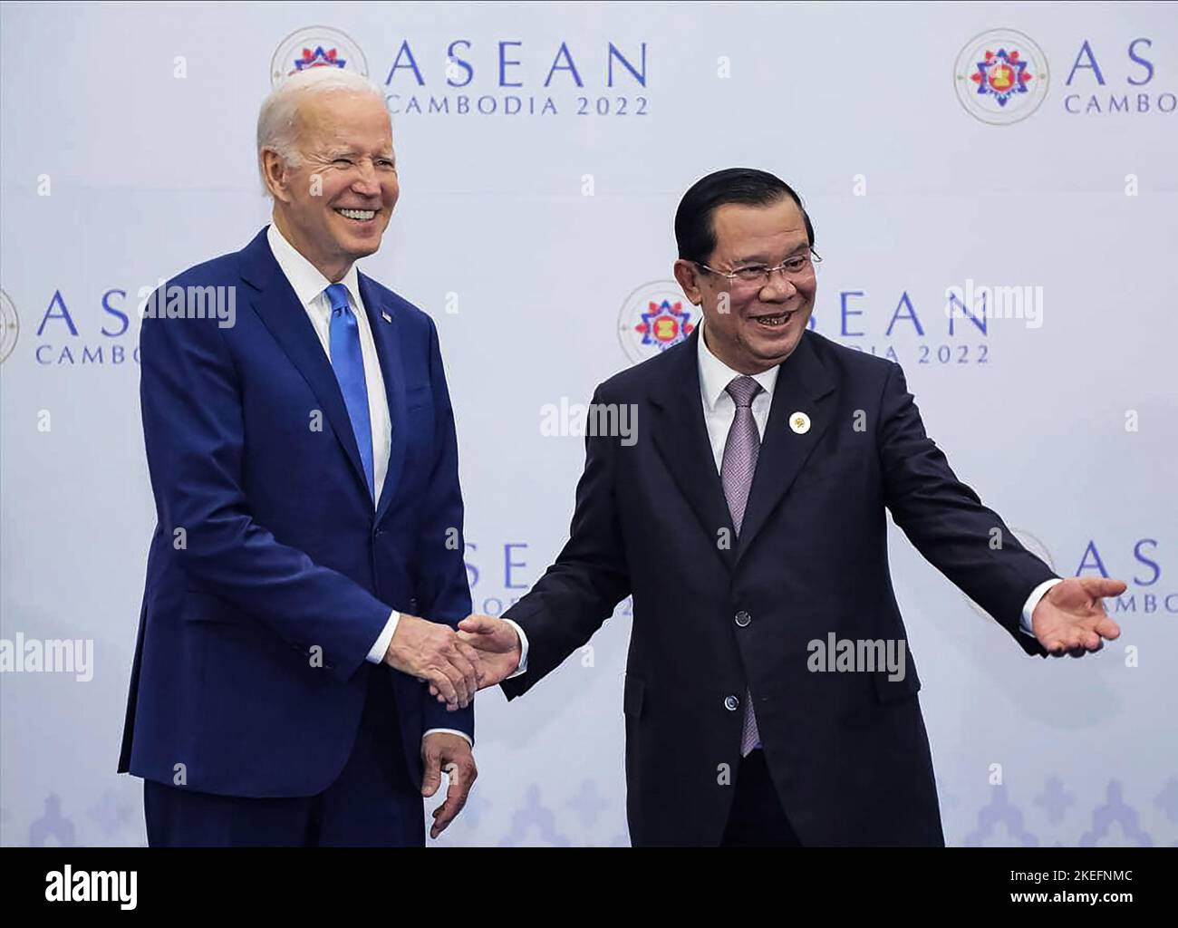 Phnom Penh, Cambodia. 12th Nov, 2022. US President Joe Biden (L) shakes ...